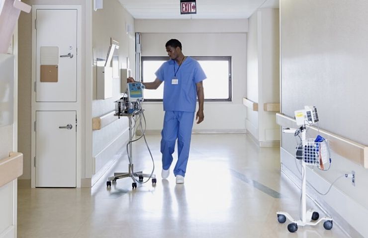 Pros and Cons of Working in a Hospital as a Medical Assistant | UEI College