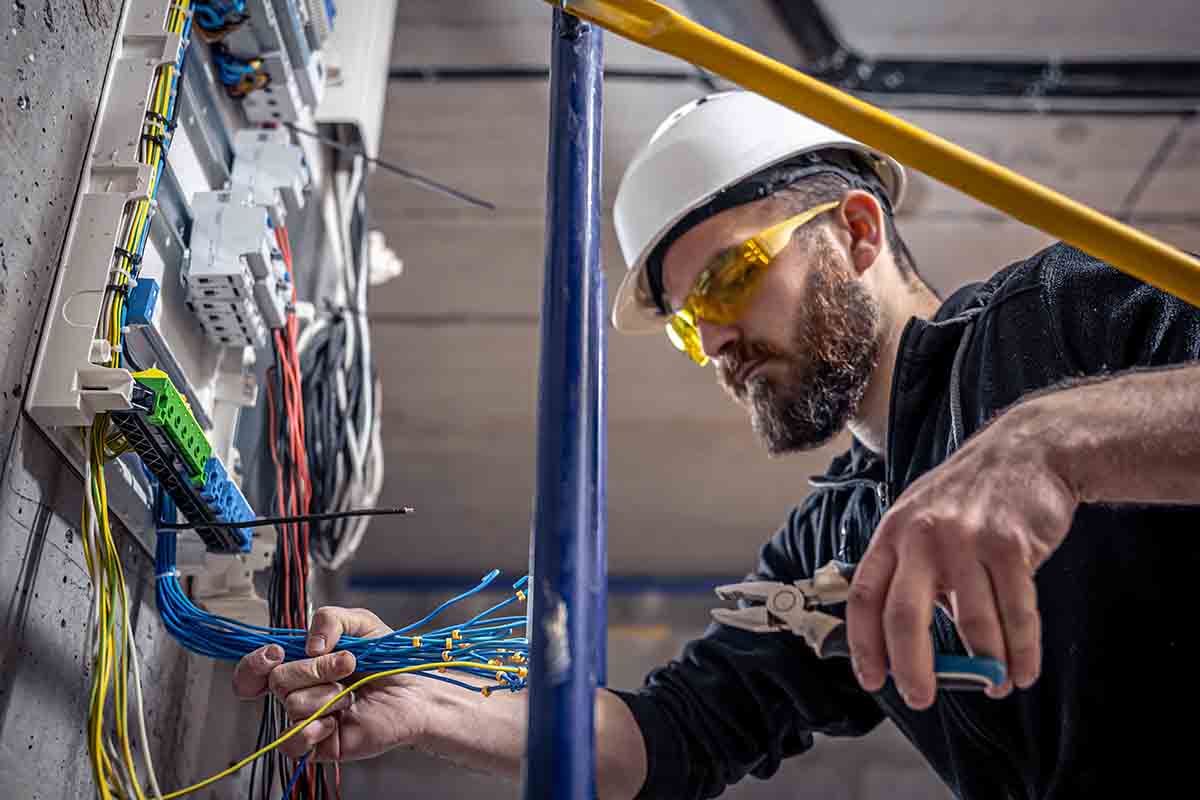 Electrician Program | UEI College